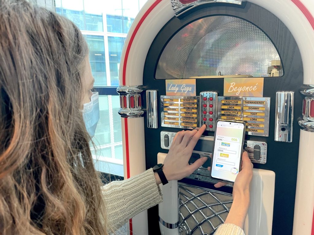 A hybrid Escape Game for the re-opening of the Microsoft campus